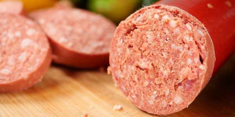 Carne ultraprocessada desafia tabus e traz benefícios