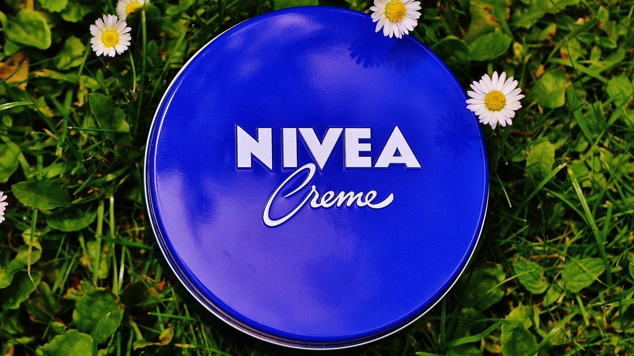 Clássico creme NIVEA da lata azul tem várias formas de ser usado