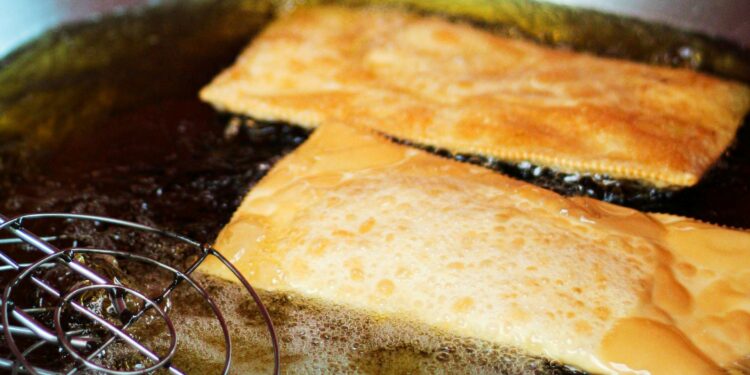 O segredo dos feirantes para fritar pastel perfeito revelado