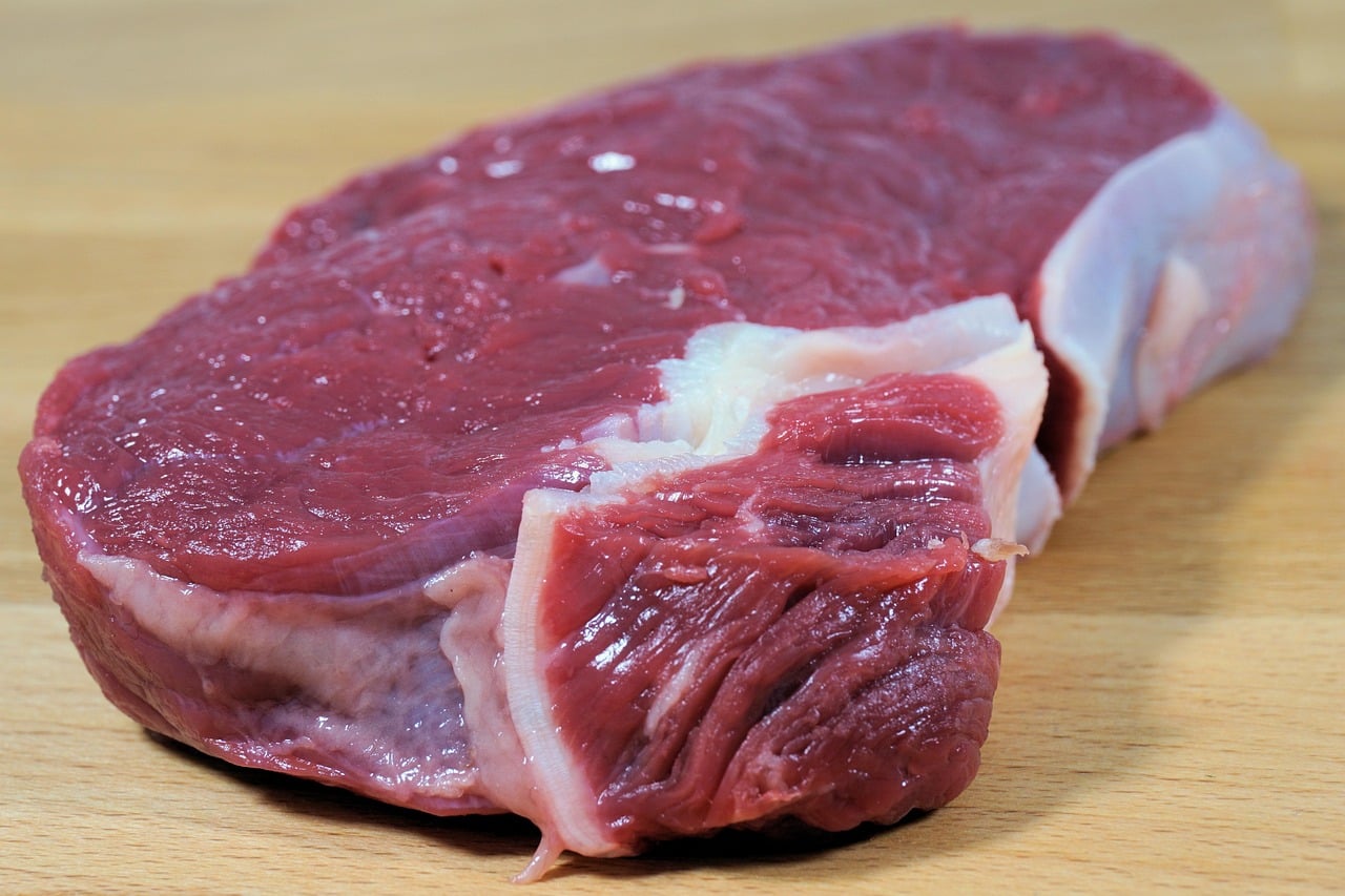 Truque infalível para descongelar carne não precisa de micro-ondas