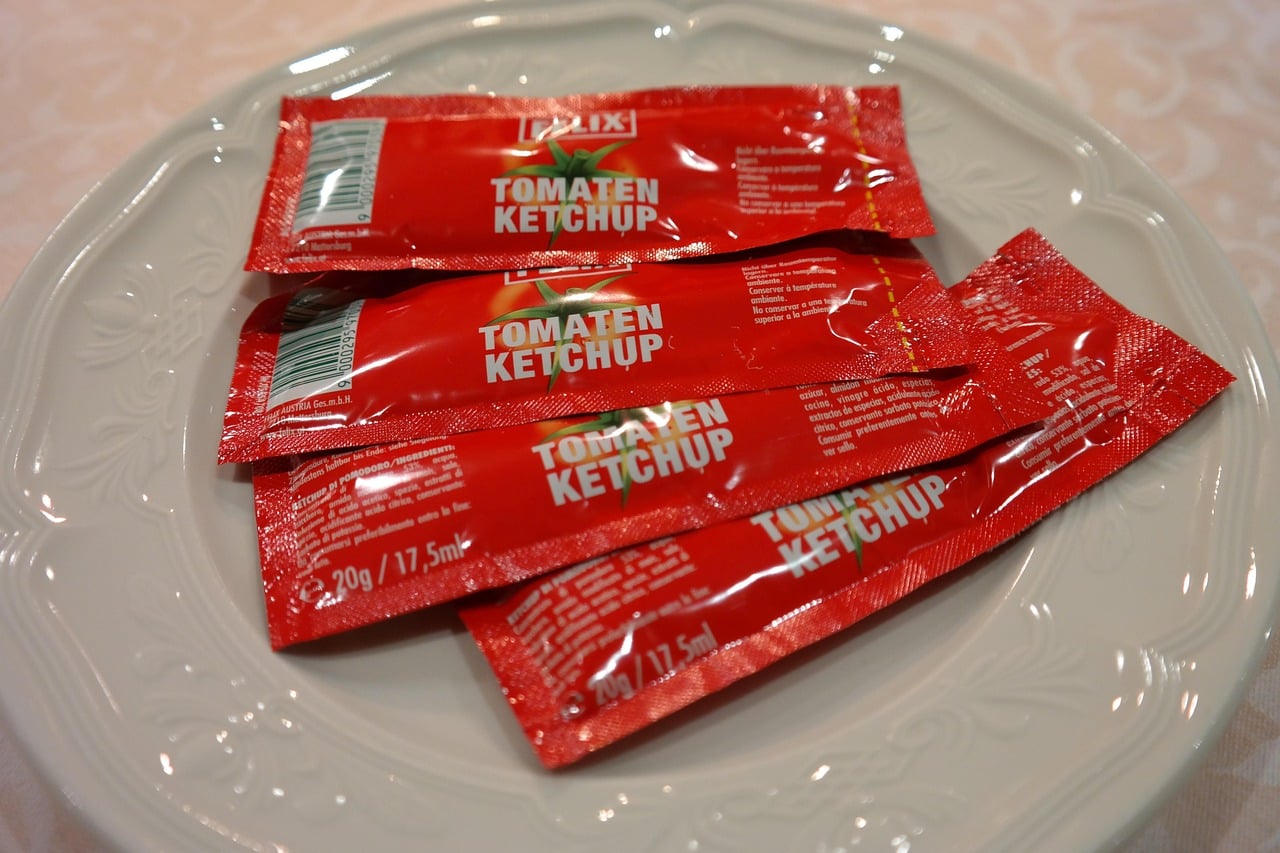 Sachês de ketchup e maionese são banidos em estabelecimentos