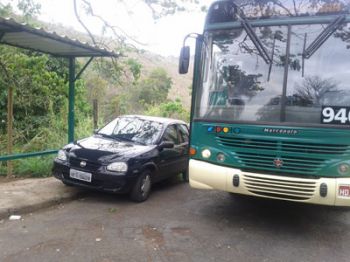 Carro estaciona em ponto de ônibus e em cima da calçada