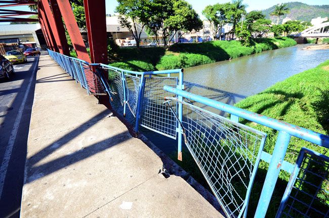 Grade danificada em ponte
