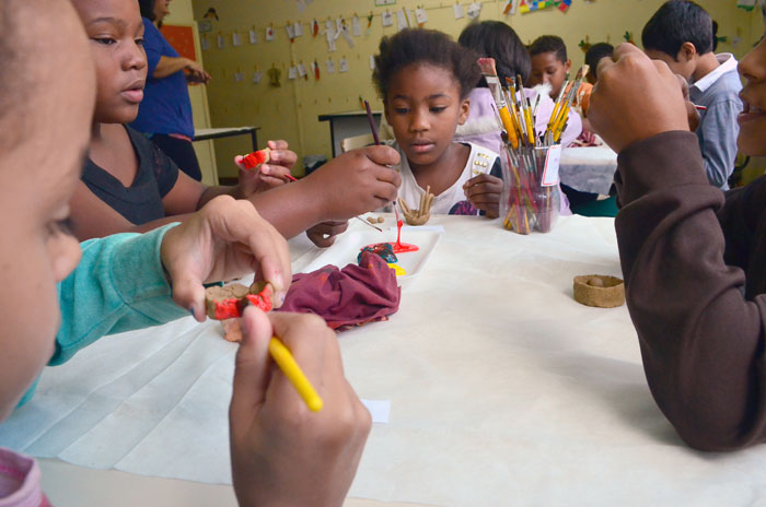 Alunos do Curumim Santa Rita comemoram Dia do Índio com oficina de argila