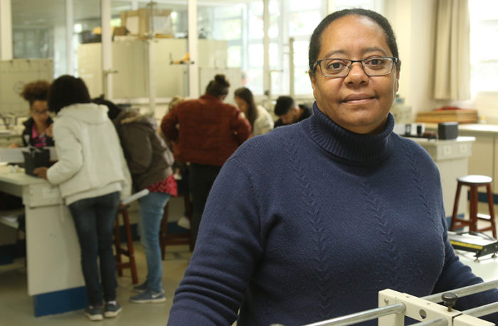 Zélia, a cientista ultrarresistente como o vidro que cria