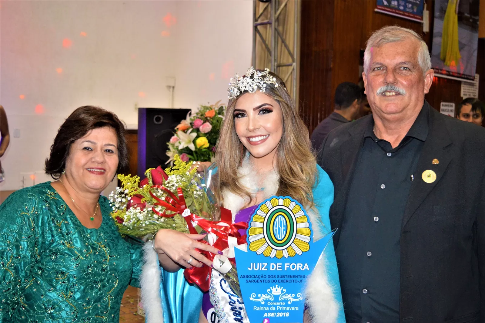 A rainha da primavera da ASE, Isadora Sabino ladeada por Márcia e o ...