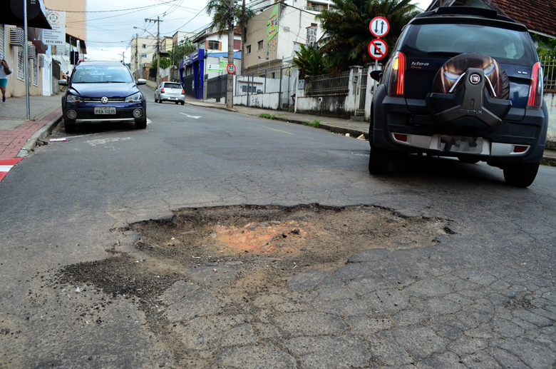 Buracos se agravaram nas ruas após chuvas do final do ano