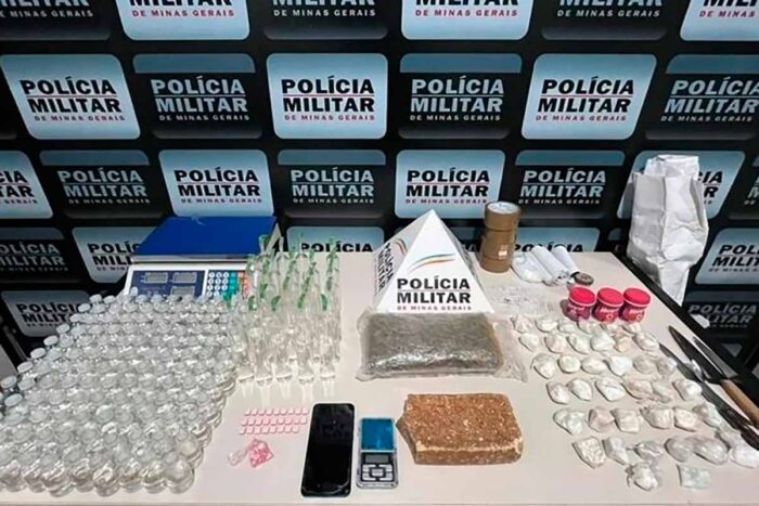 Quase um quilo de crack e cocaína e 132 frascos de loló são encontrados ...