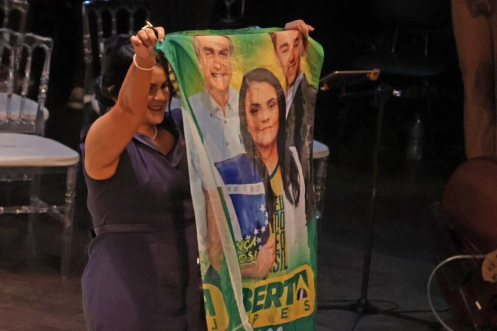 Prefeita, vice-prefeito, secretariado e 23 vereadores tomam posse