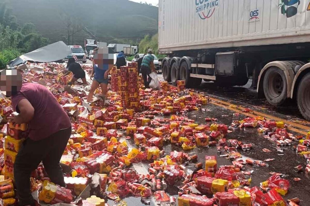 Caminhão carregado com cerveja tomba na BR-040