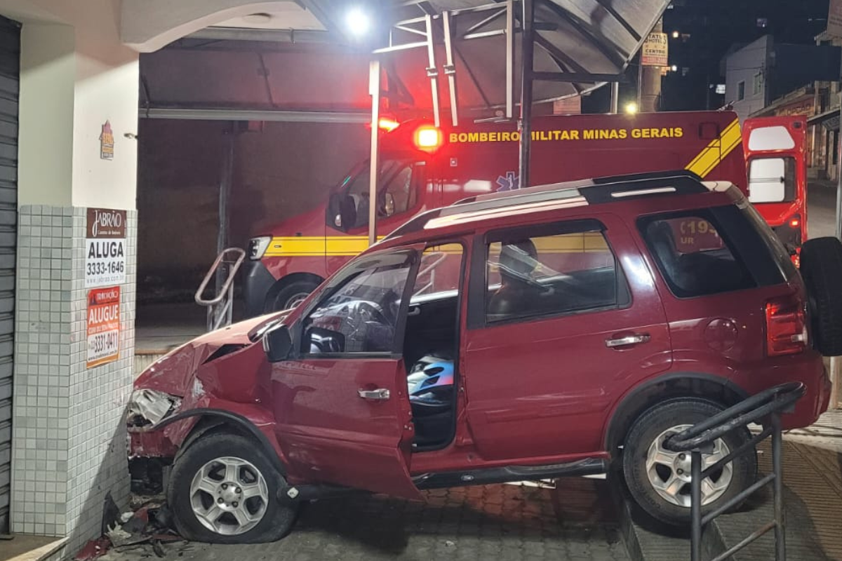 Veículo colide com caminhão parado e atinge bar