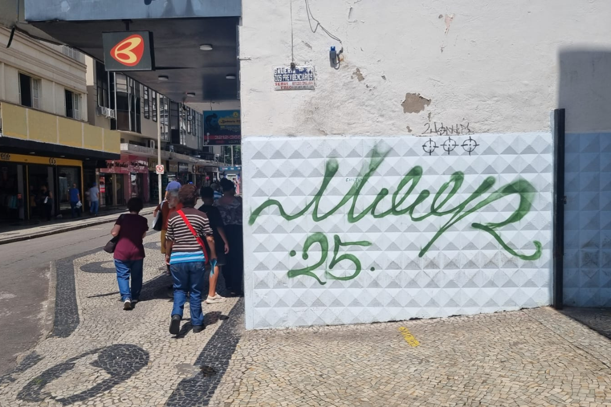 PAM Marechal, no Centro de JF, tem parede pichada