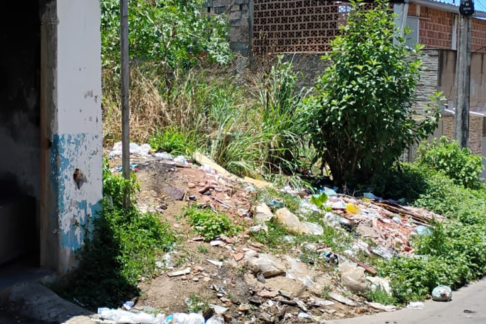 Terreno vira ponto de descarte irregular na Vila Esperança II
