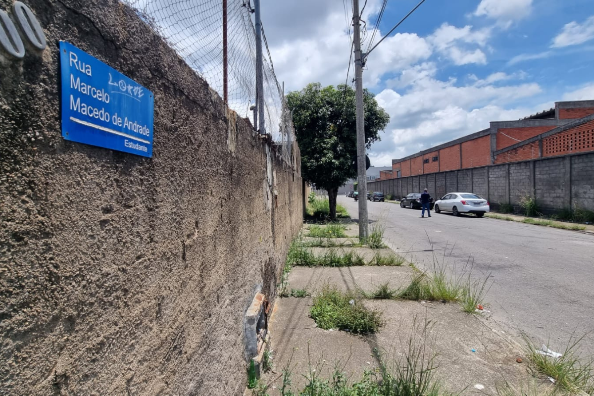 Moradores reclamam de calçadas deterioradas e mato alto no Mariano Procópio