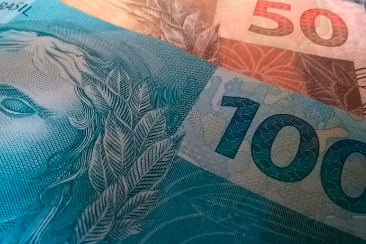Motorista abastece R$ 100 e deixa posto após pagar com nota falsa
