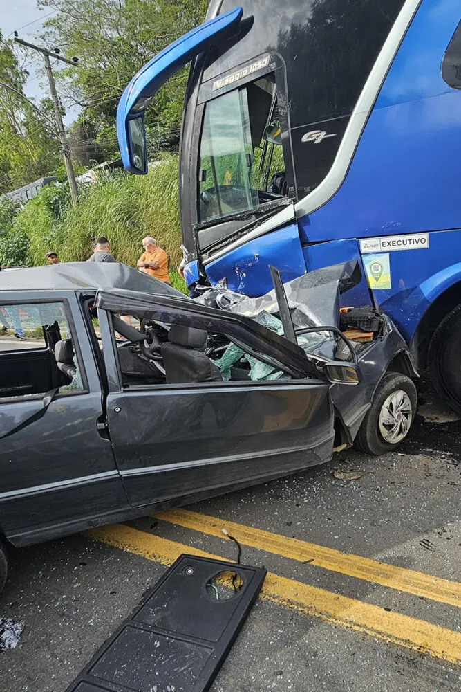 Motorista morre em batida frontal com ônibus em Juiz de Fora